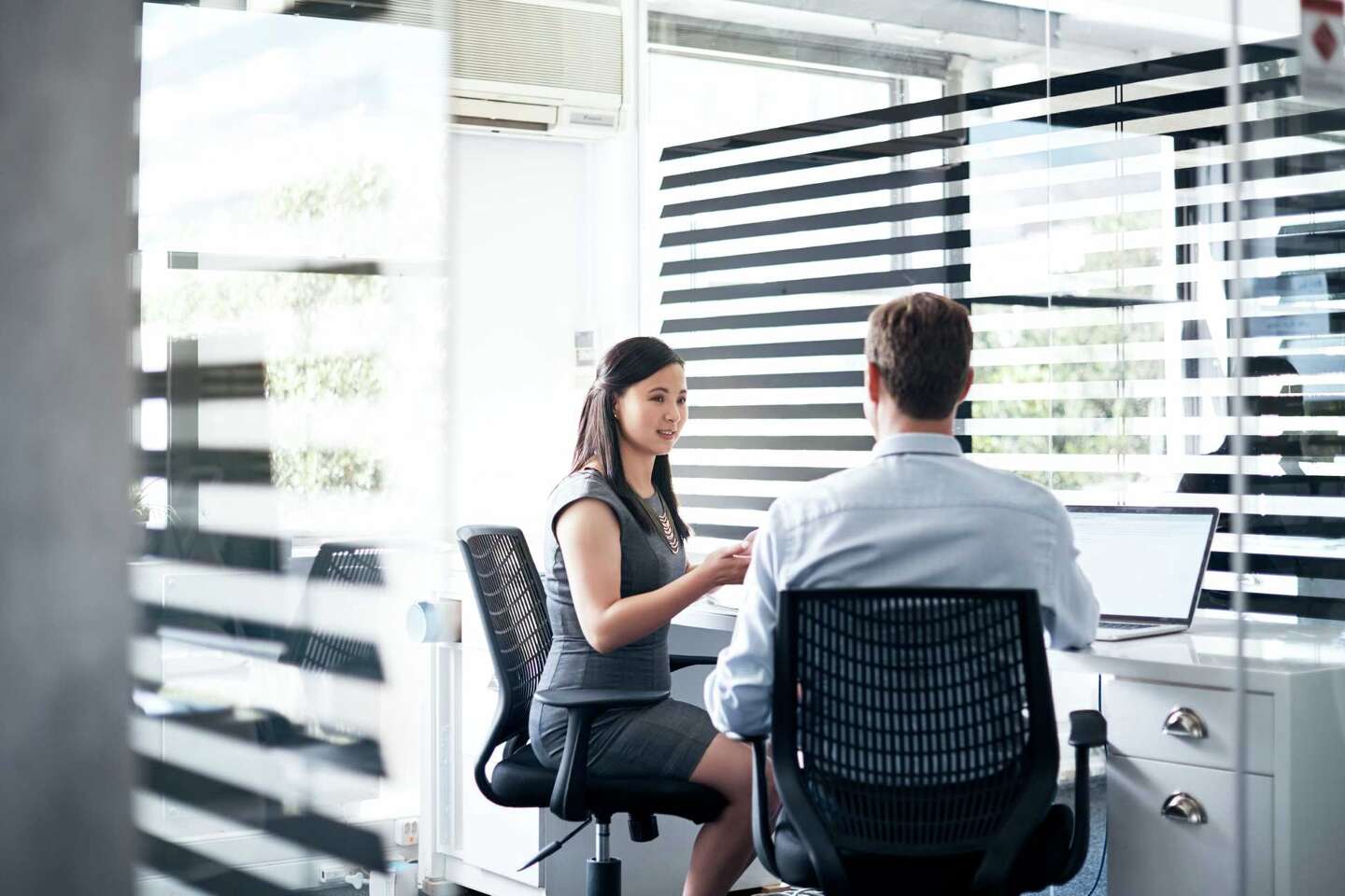 How to Write a Letter Stating That an Employee No Longer Works There