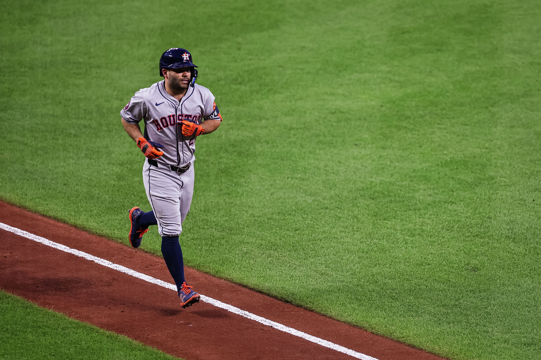 Houston Astros: Jose Altuve gifts young fan home-run bat