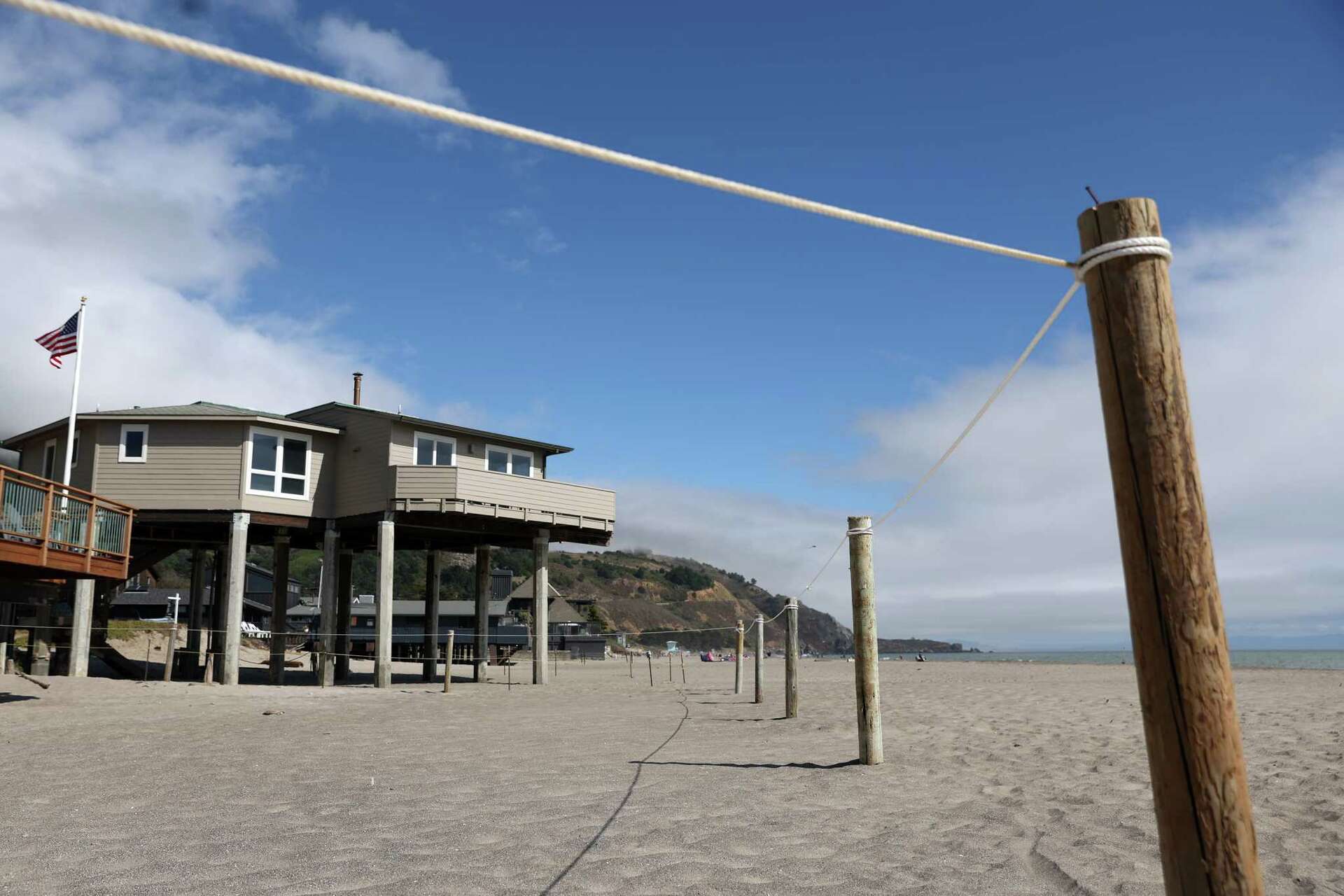 Home fences on popular California beach found in violation of law