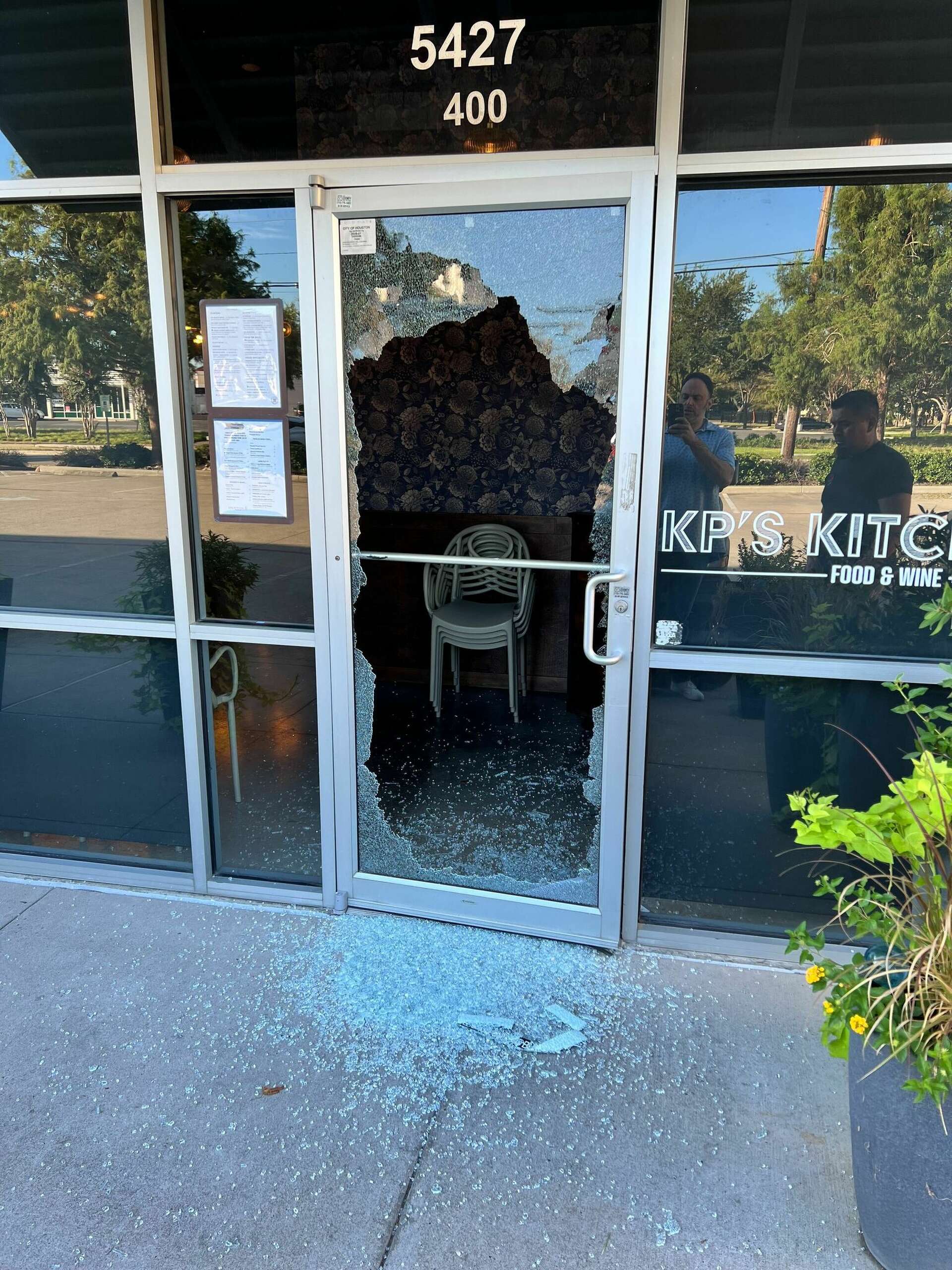 Thieves smash windows, steal from popular Houston restaurant
