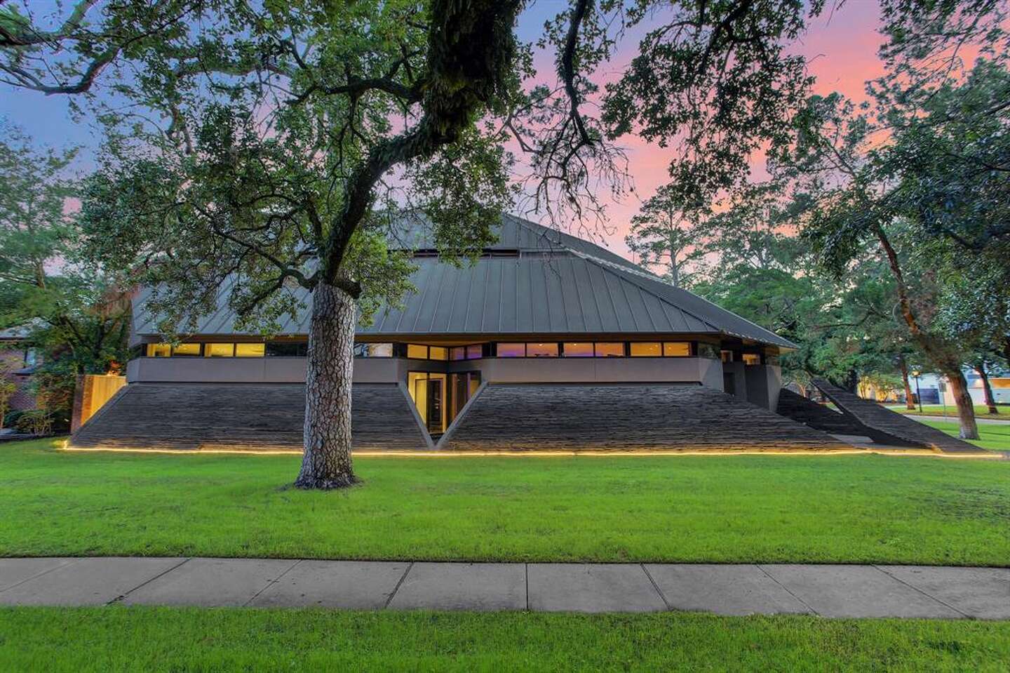 Houston's 'Darth Vader house' to get new identity in sale to sculptor