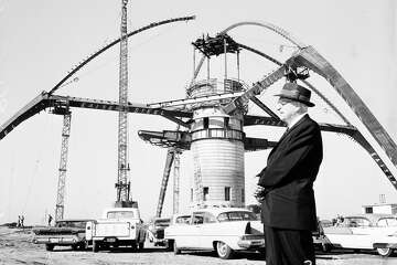 LAX's most iconic image is a rotting building without a future