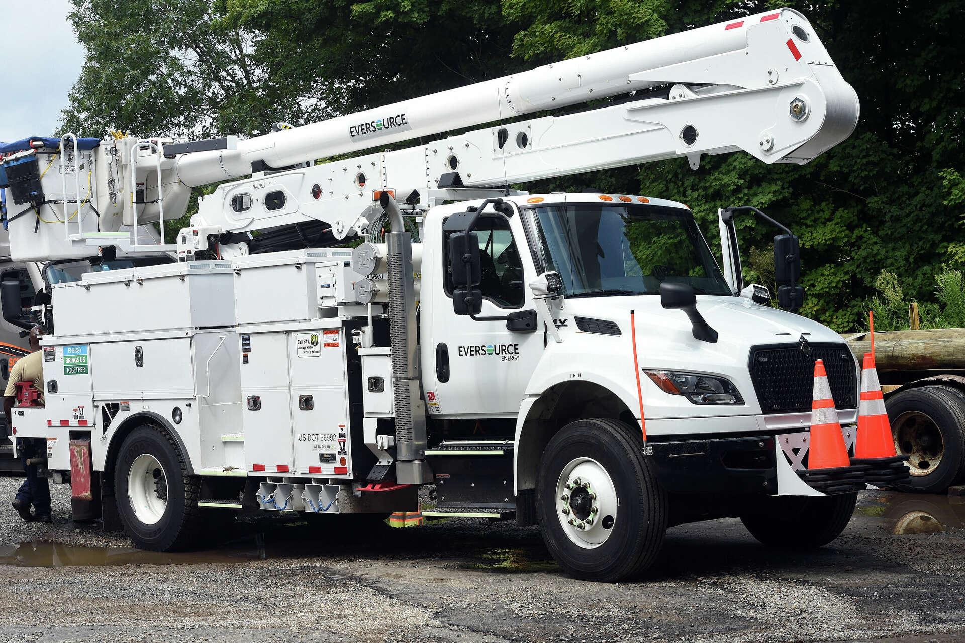 Hundreds of CT power outages reported Tuesday morning
