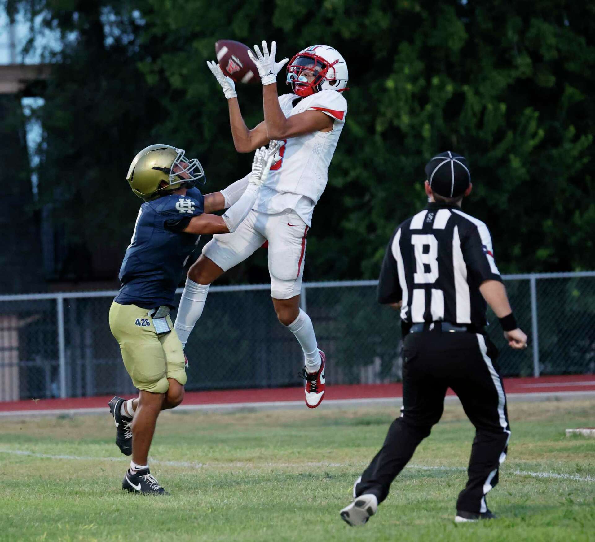 Holy Cross rolls over Antonian in 51-21 statement win
