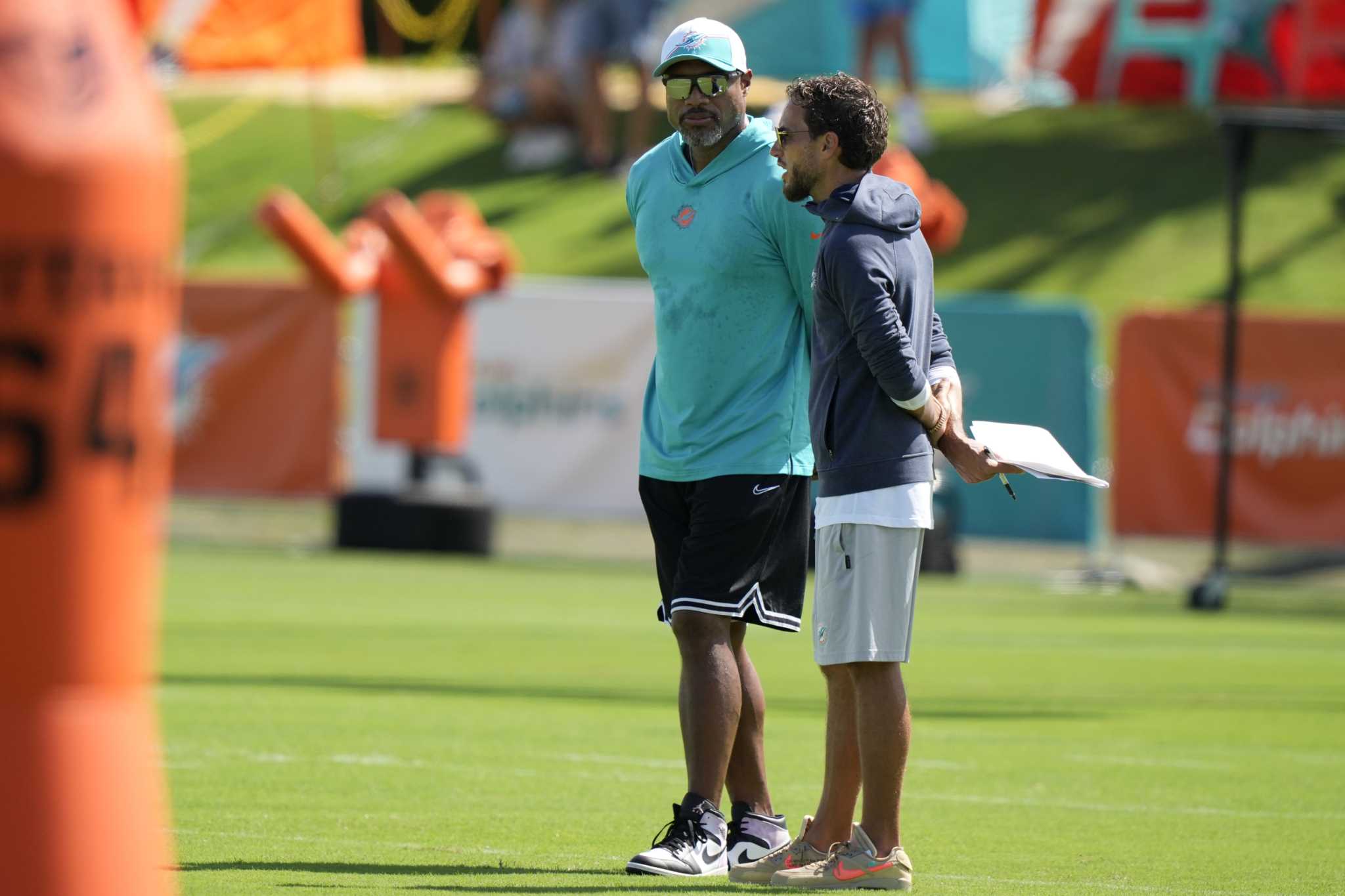 Report links Miami Dolphins' Anthony Weaver with Chicago Bears