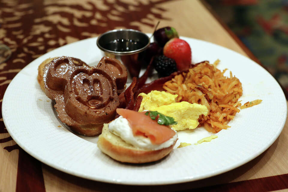 This all-you-can-eat Disneyland buffet is $65. Is it worth it?