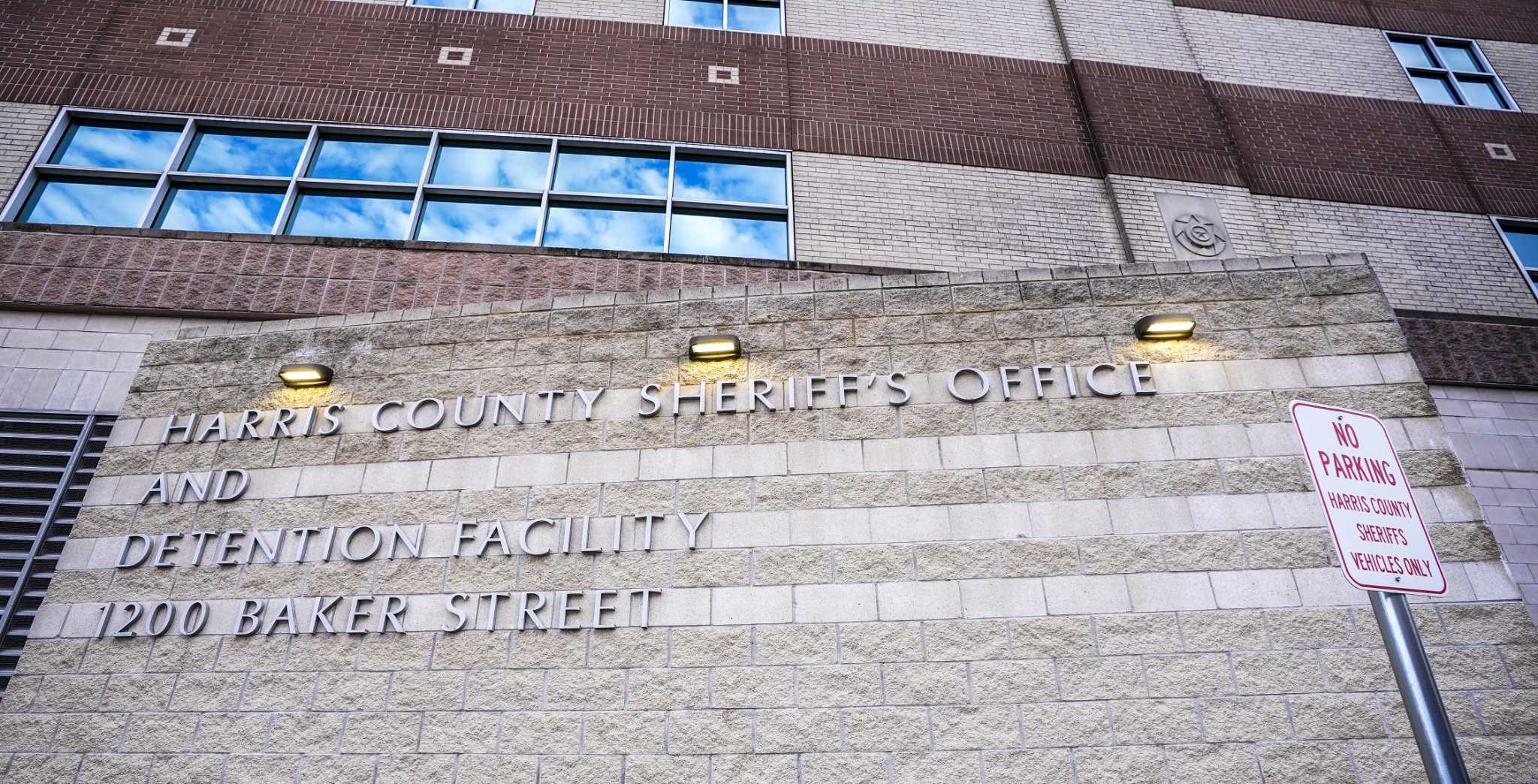 Houston man dies after alleged fight with Harris County Jail officers
