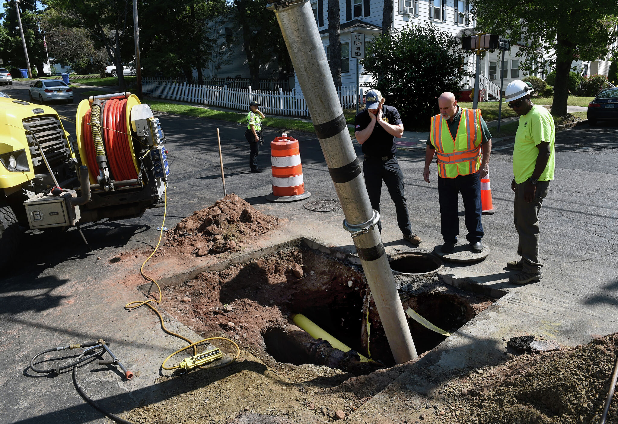 Sinkhole found at Hamden intersection, mayor says