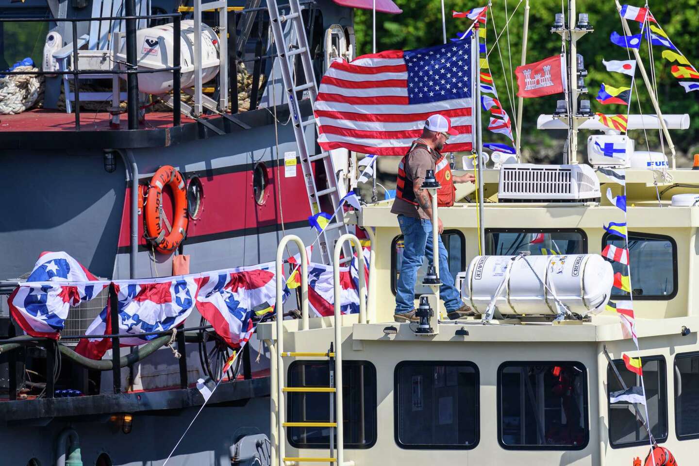 Photos: Tugboats parade up Hudson River for Waterford festival