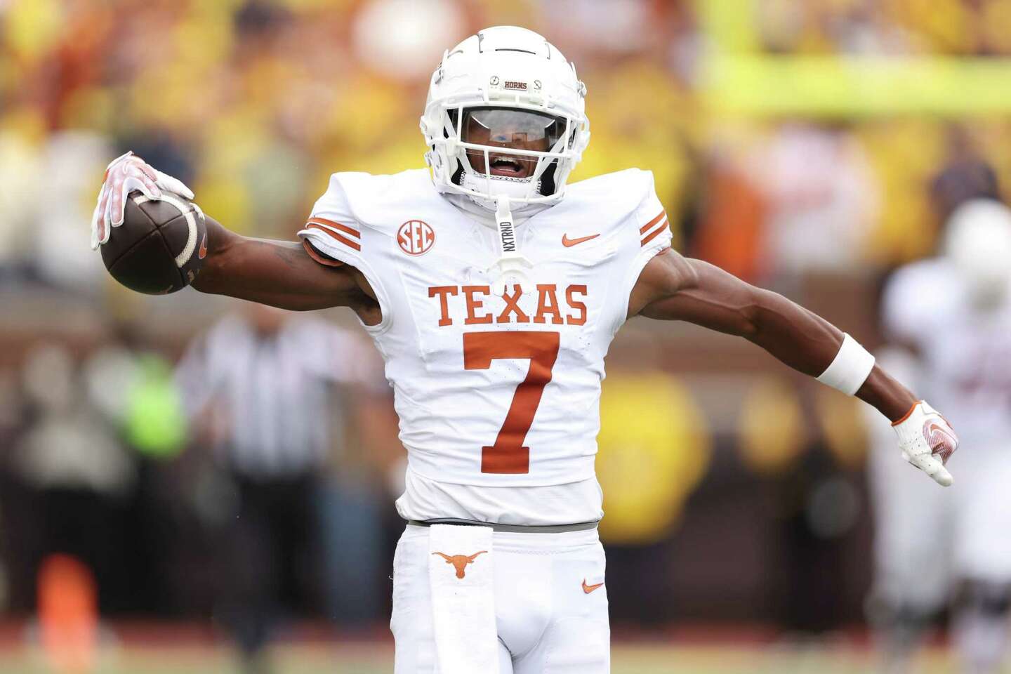 Texas football: Tight end Gunnar Helm stars in win over Michigan