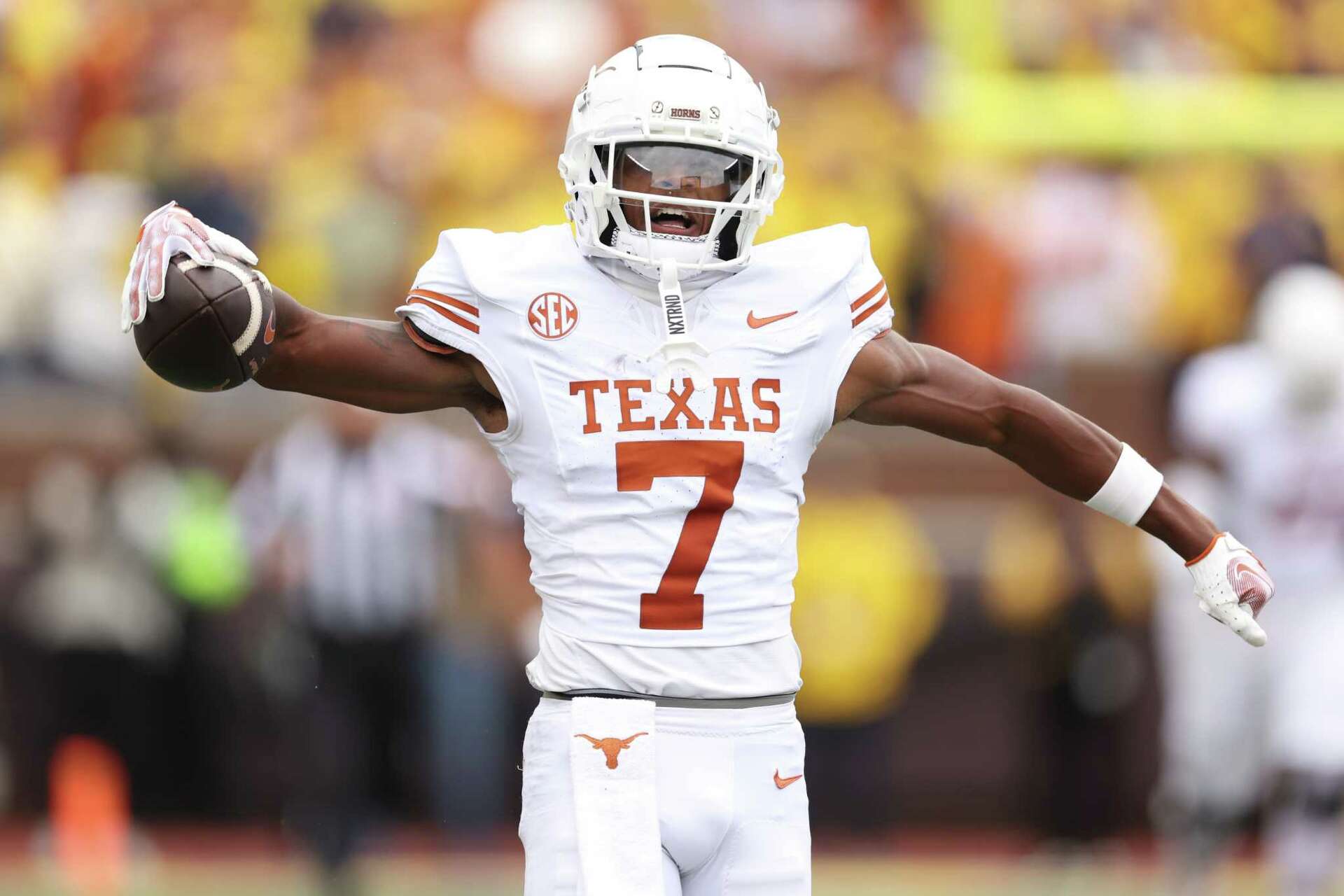 Texas football: Tight end Gunnar Helm stars in win over Michigan