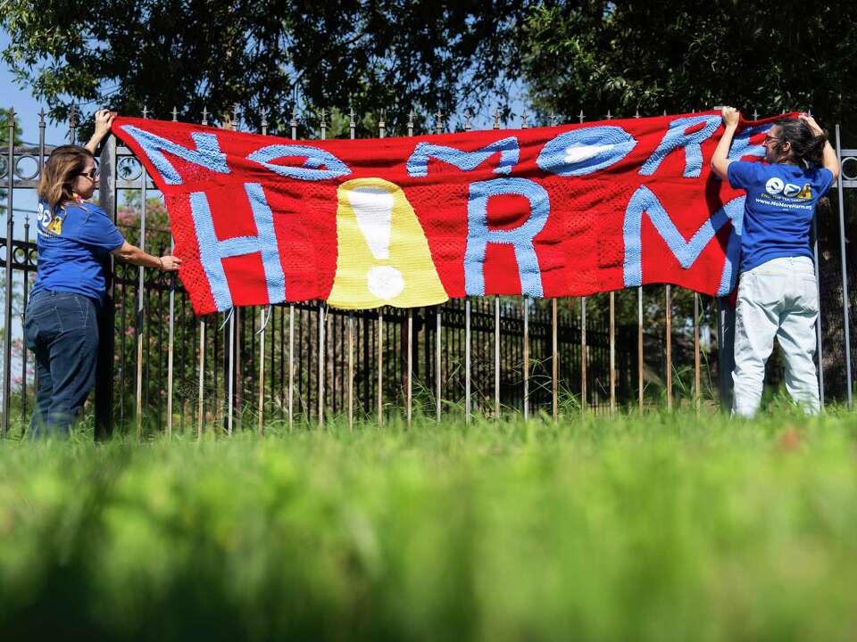 HISD community members crochet to protest TEA state takeover