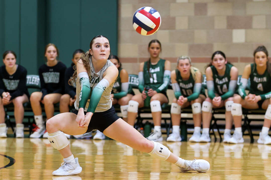 Reagan volleyball rallies for gritty win to close non-district play