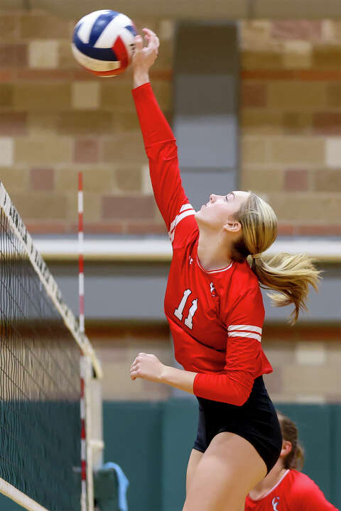 Reagan volleyball rallies for gritty win to close non-district play