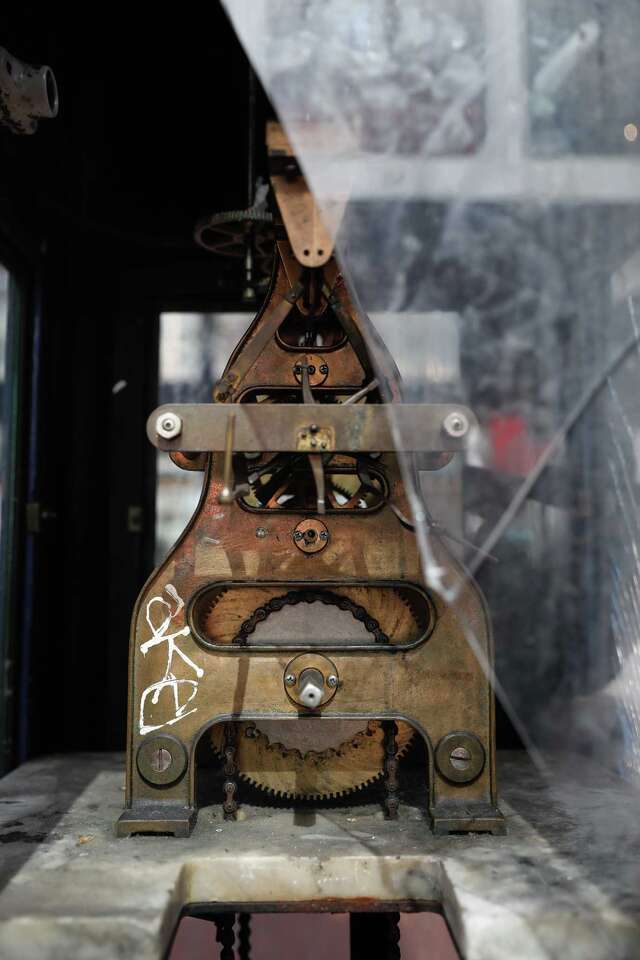 SF’s historic ‘orphaned’ Samuels Clock is a vandalized mess