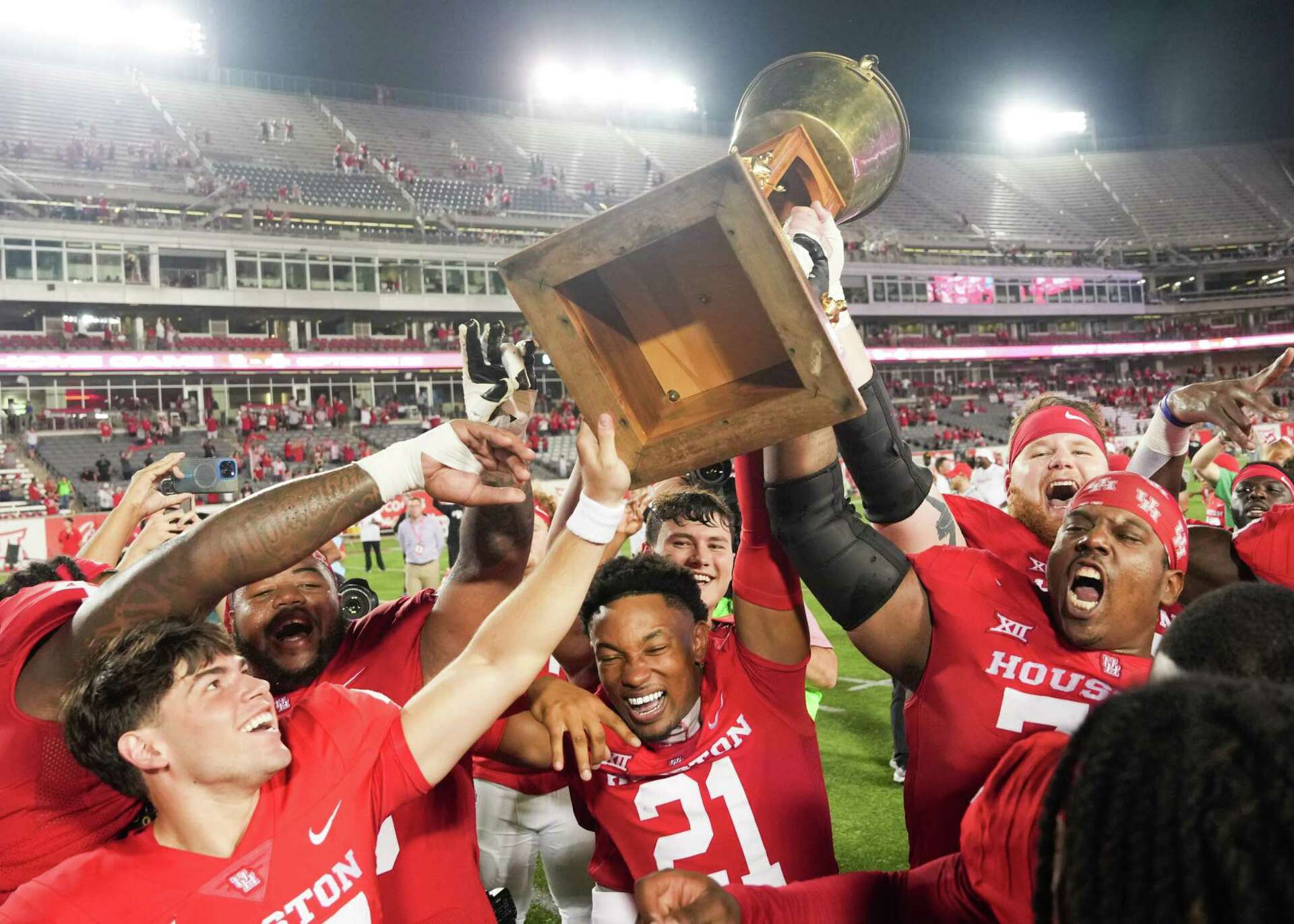 UH Cougars football takes Bayou Bucket against Rice Owls