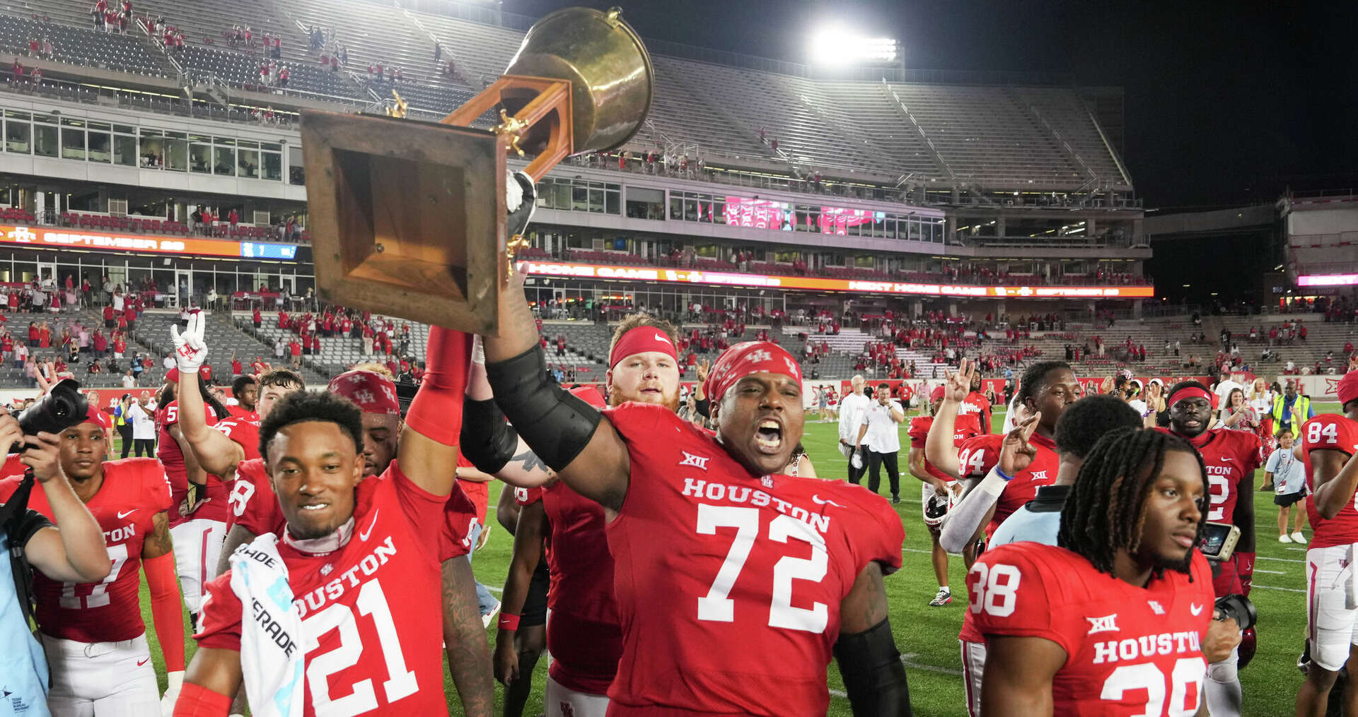 UH Cougars football takes Bayou Bucket against Rice Owls