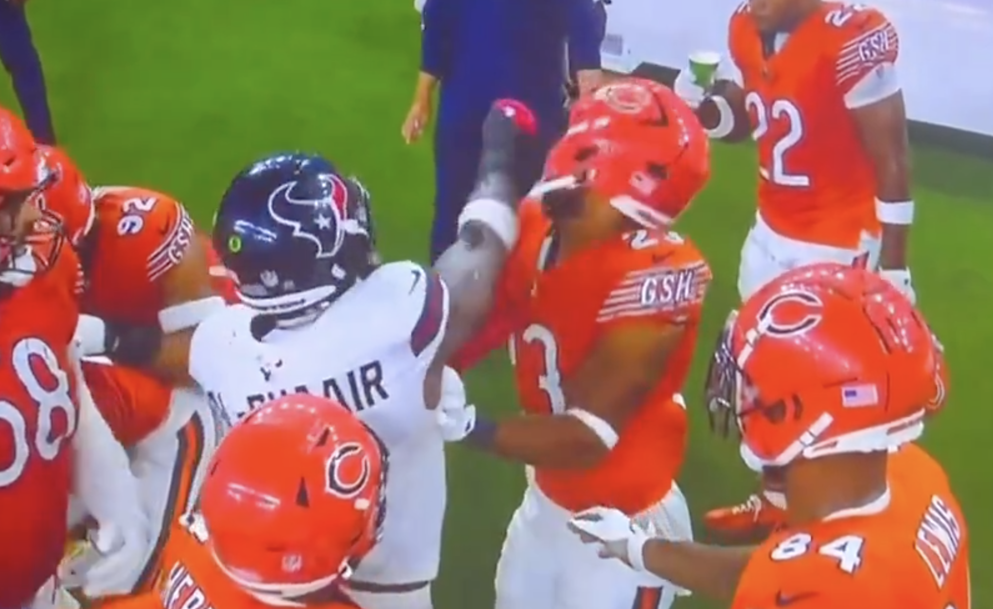 Texans' Azeez Al-Shaair punches Bears running back after play