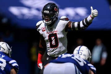 Texans' Azeez Al-Shaair punches Bears running back after play