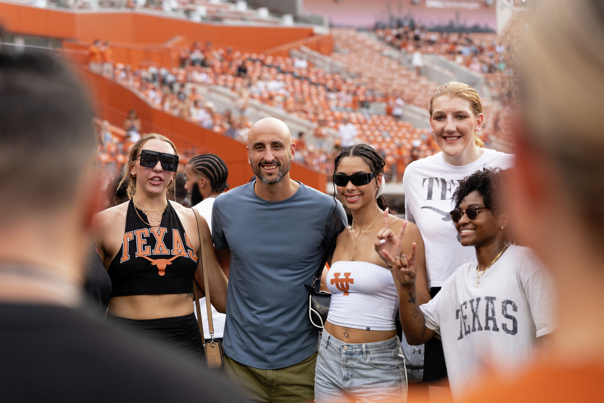 Spurs players support UTSA, UT football game on sidelines