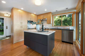 Bay Area hillside home comes with one-of-a-kind 28-ton glass deck