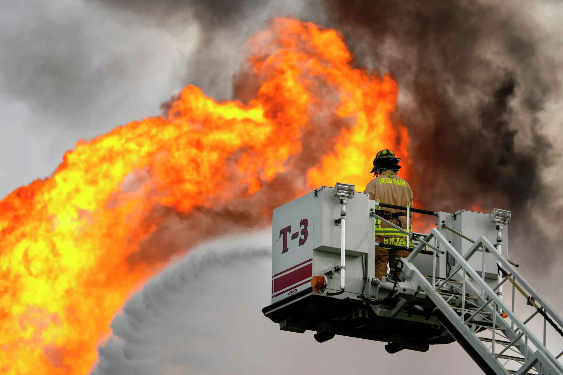 La Porte fire: Flames to continue into early Tuesday, Deer Park says