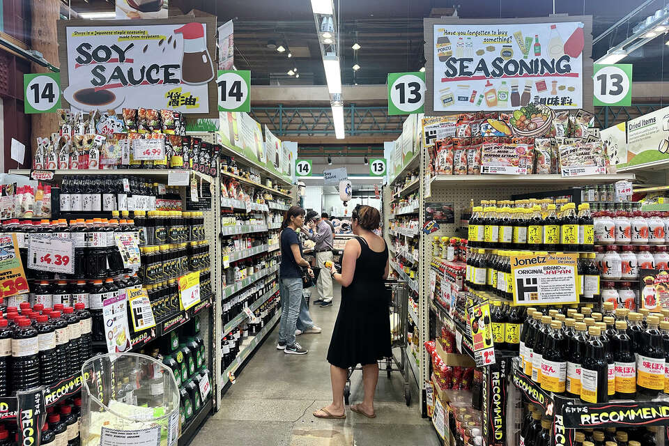 This well-stocked superstore is the largest Japanese market in Calif.