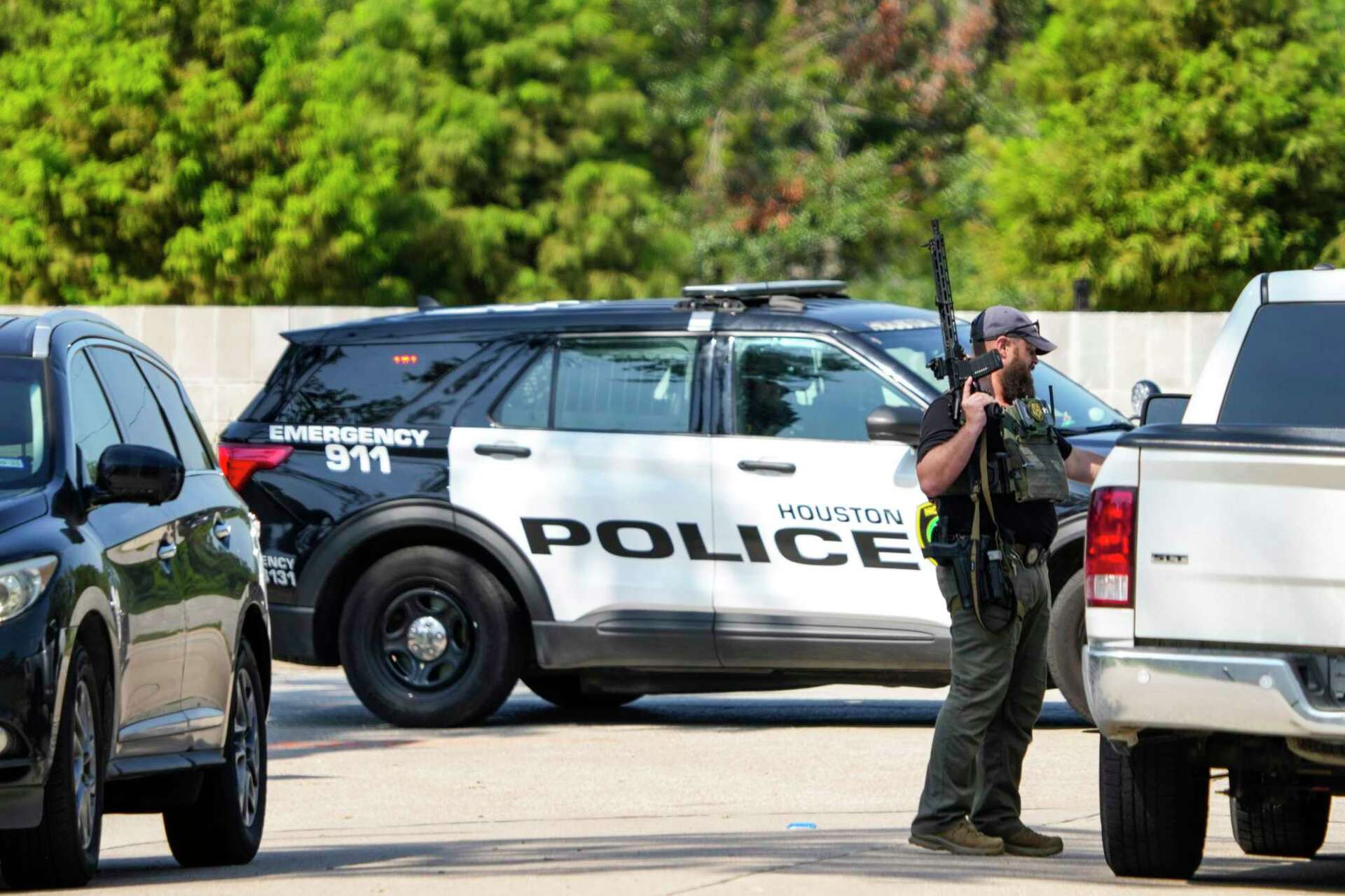 HPD officer shot, 3 detained in northwest Houston, officials say