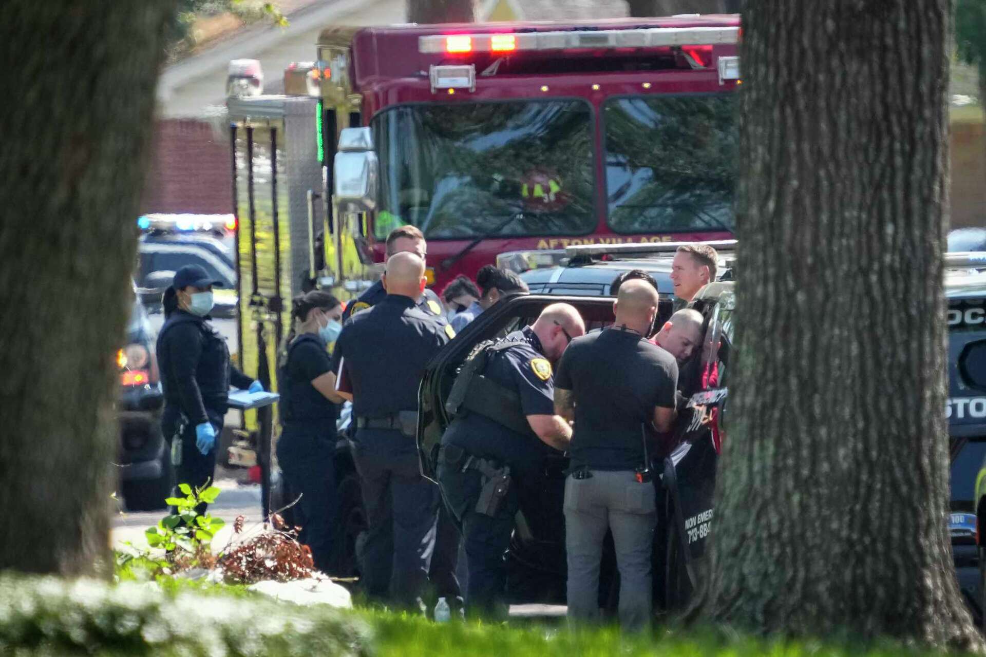 HPD officer shot, 3 detained in northwest Houston, officials say