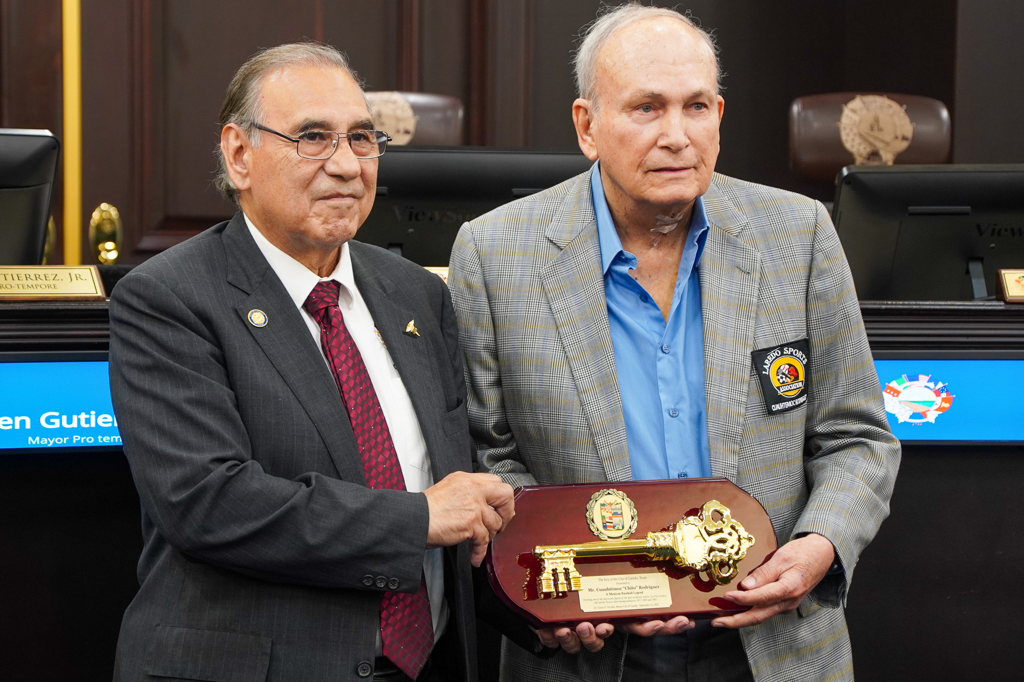 Laredo awards Key to the City to local Mexican Baseball League legend