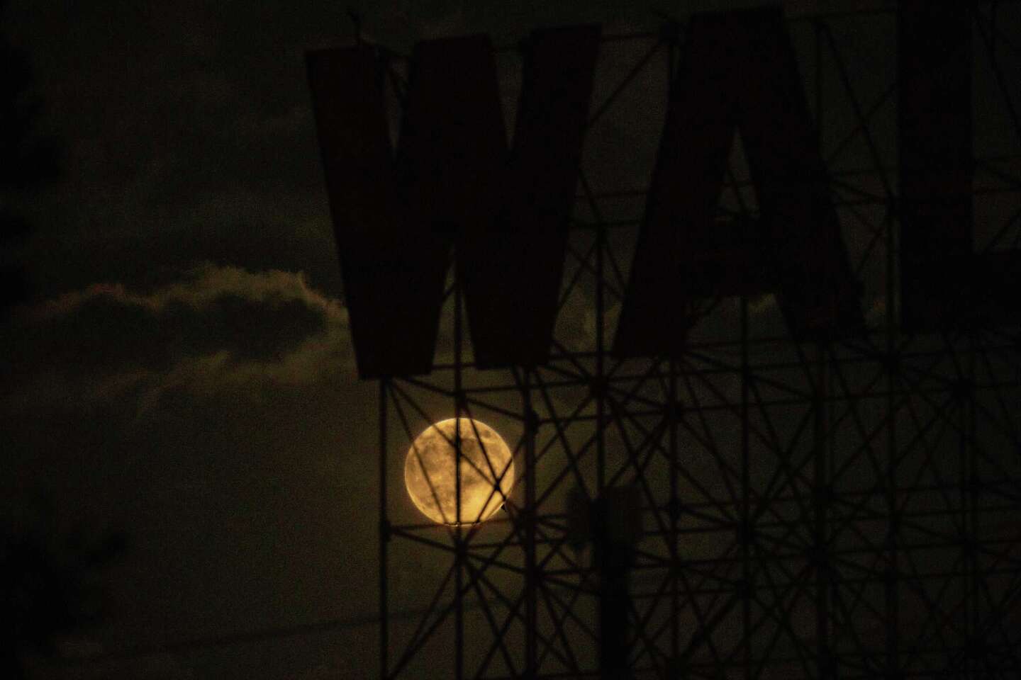 Here's why Houston should look at tonight's super Hunter's Moon