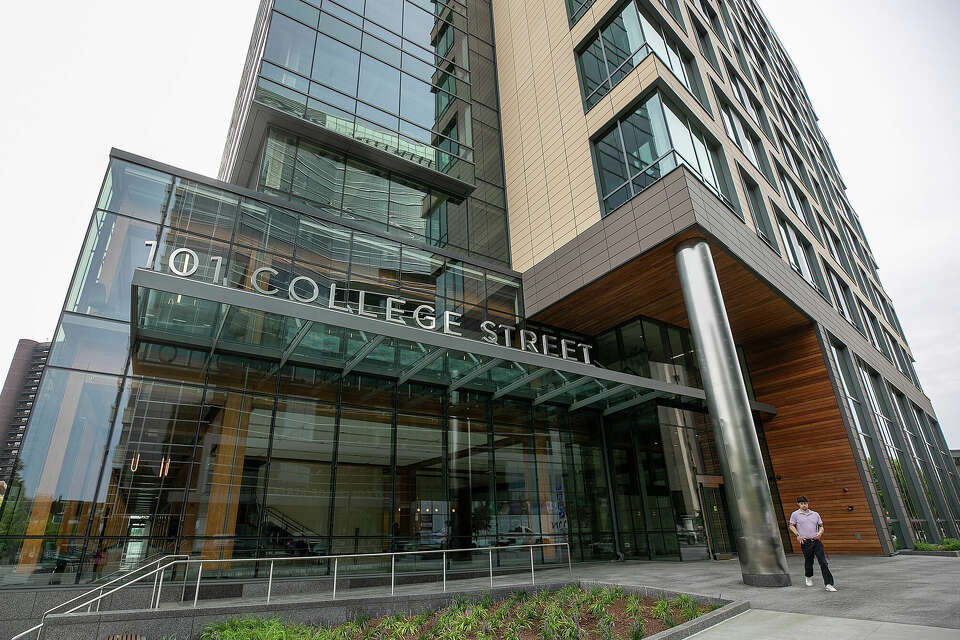 Biotech incubator opens largest U.S. lab in New Haven as cluster seeks