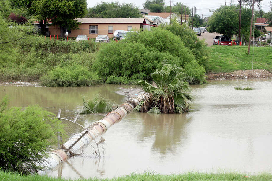 Laredo flooding continues - San Antonio Express-News