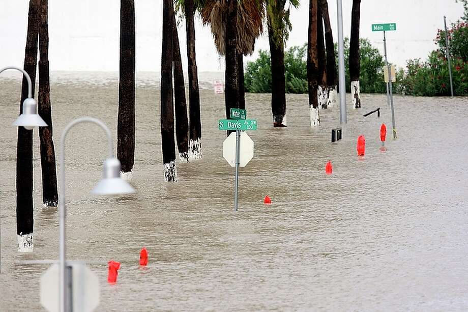 Laredo flooding continues - San Antonio Express-News