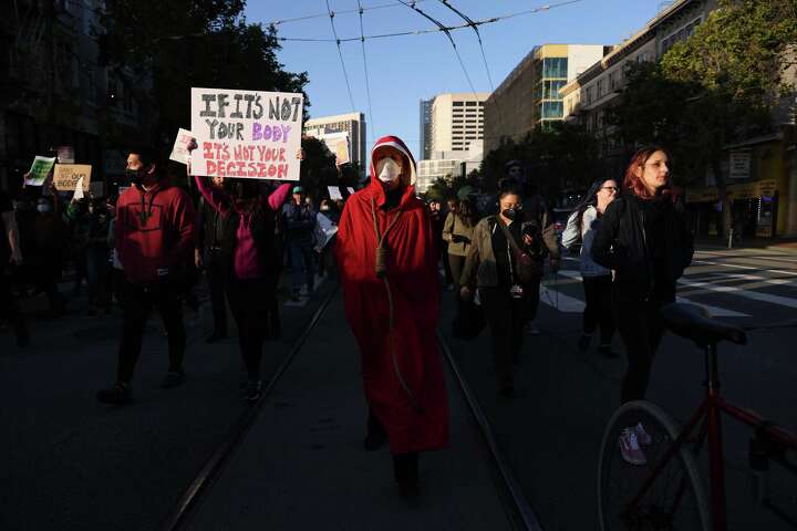 'The Handmaid’s Tale' costume a symbol in women’s rights protests