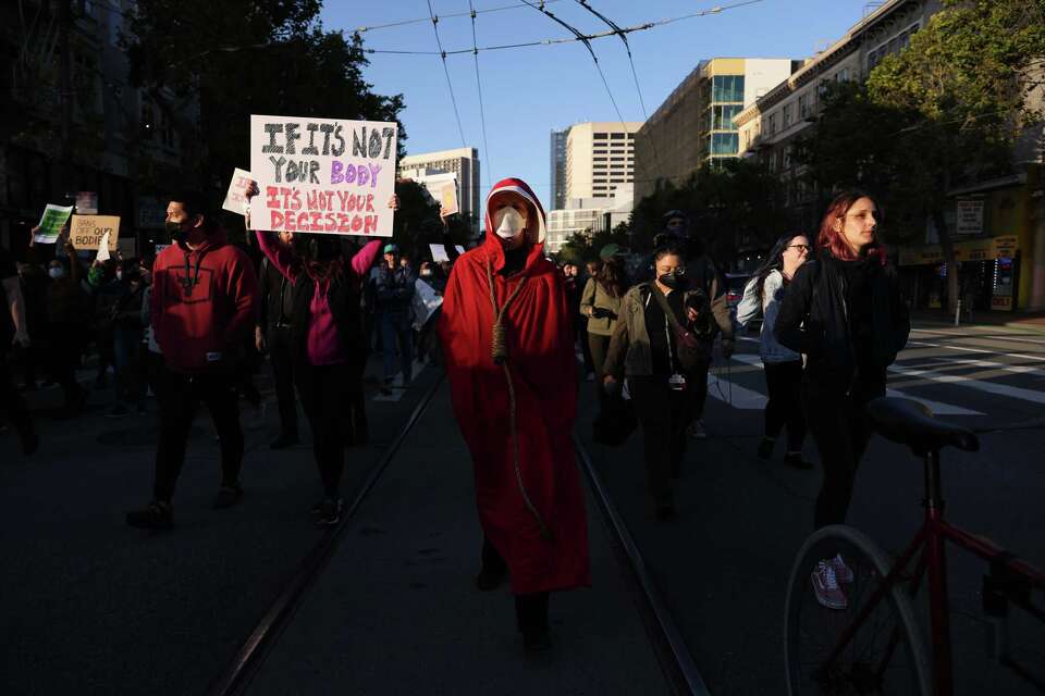 'The Handmaid’s Tale' costume a symbol in women’s rights protests