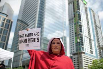 'The Handmaid’s Tale' costume a symbol in women’s rights protests