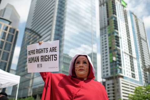 'The Handmaid’s Tale' costume a symbol in women’s rights protests