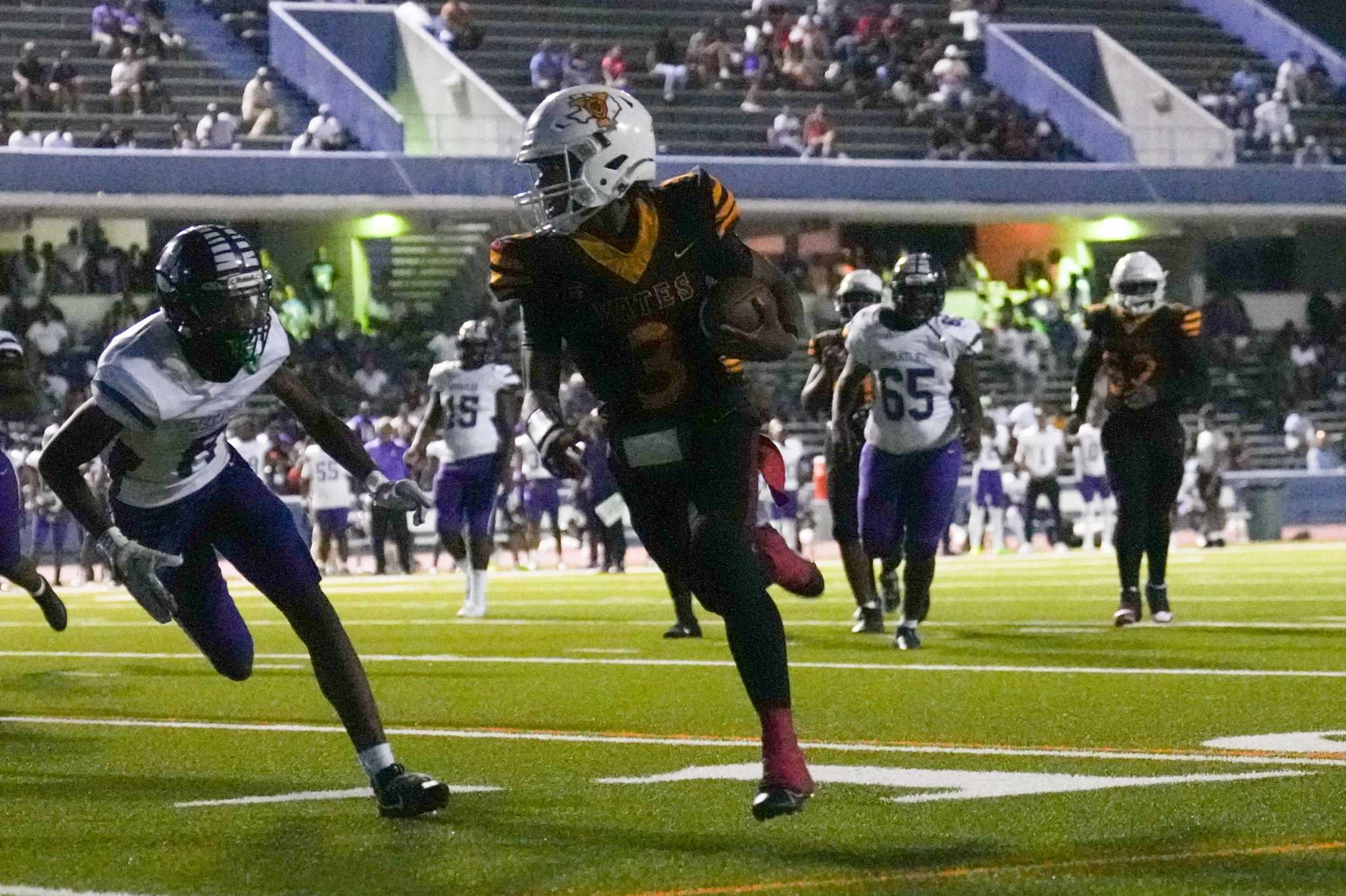 High school football: Yates Lions defeat Wheatley Wildcats