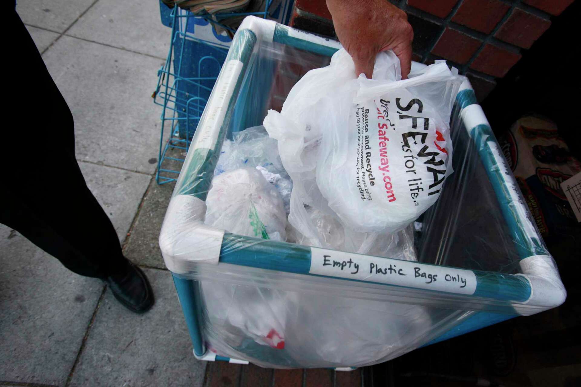 California is banning plastic bags. What new law means for you