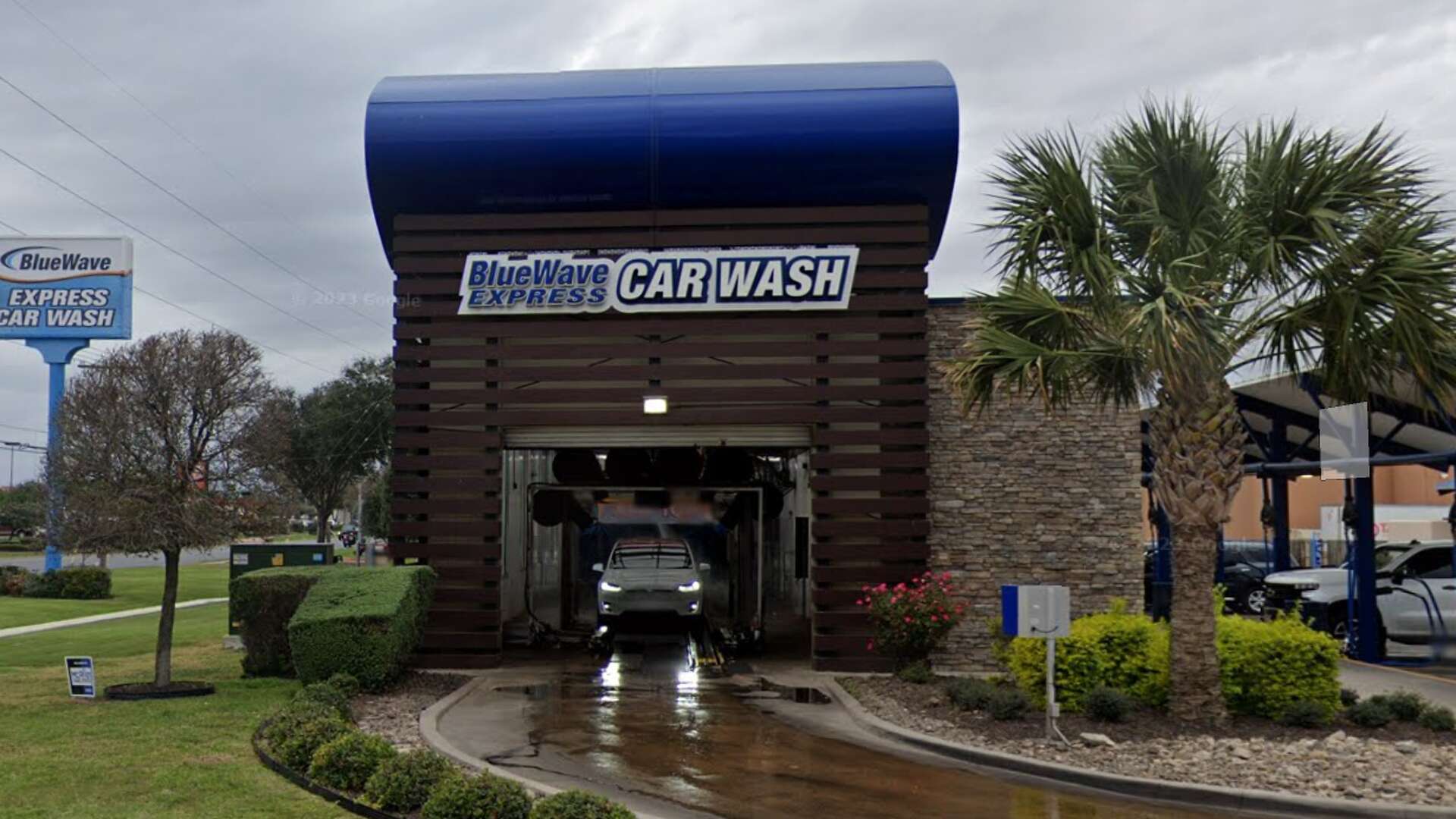Water scarcity prompts some Texas towns to reel in car washes
