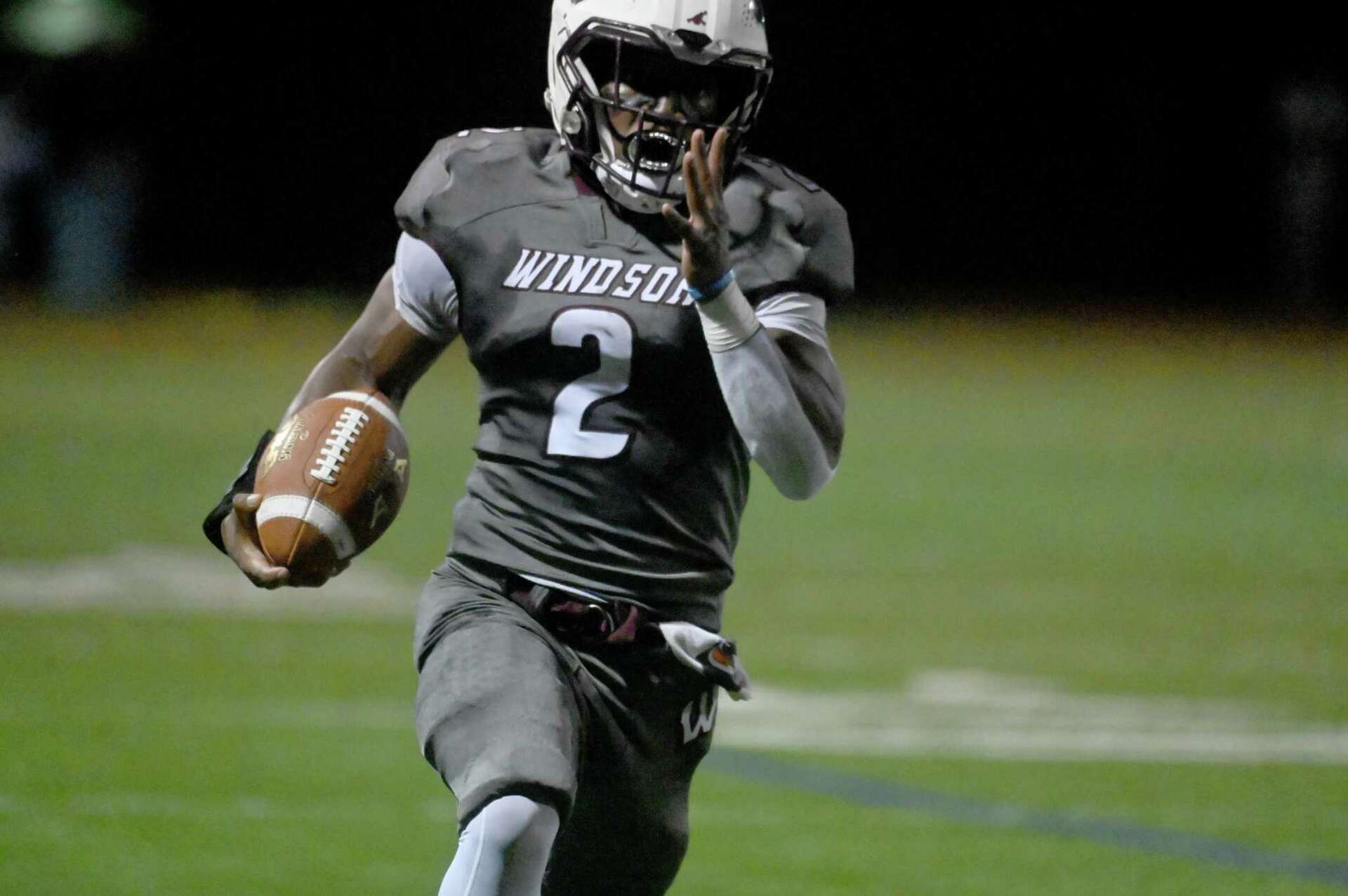 No. 6 Windsor High Schooll football edges No. 2 Darien in double OT