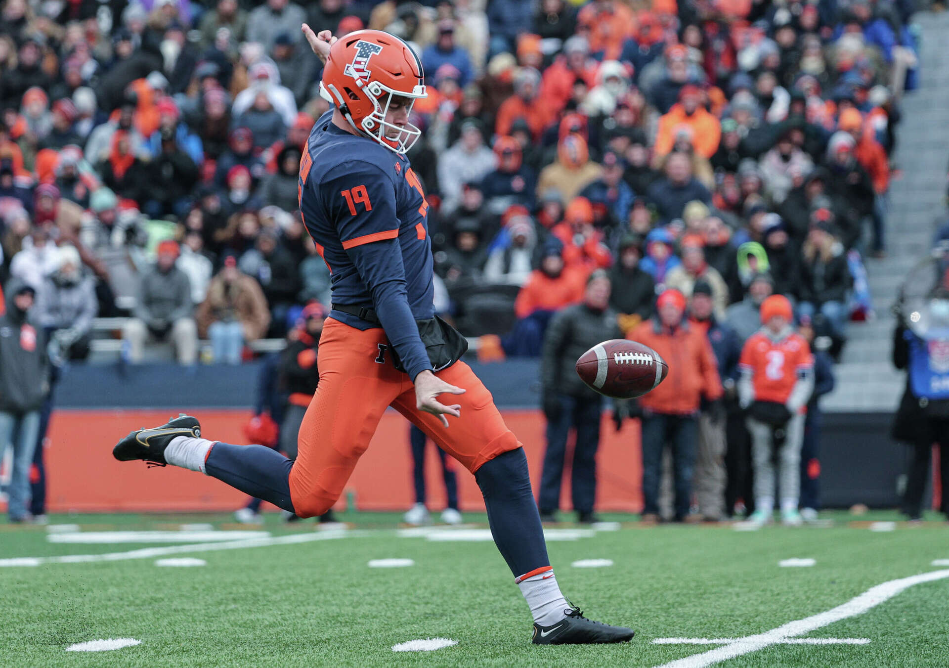 Hugh Robertson: 3 facts on the Illinois football punter