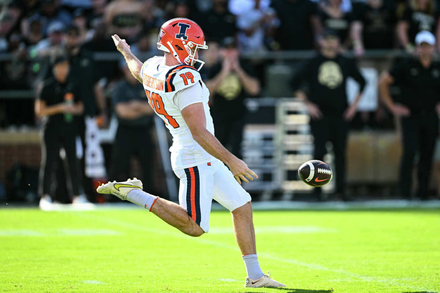 Hugh Robertson: 3 facts on the Illinois football punter