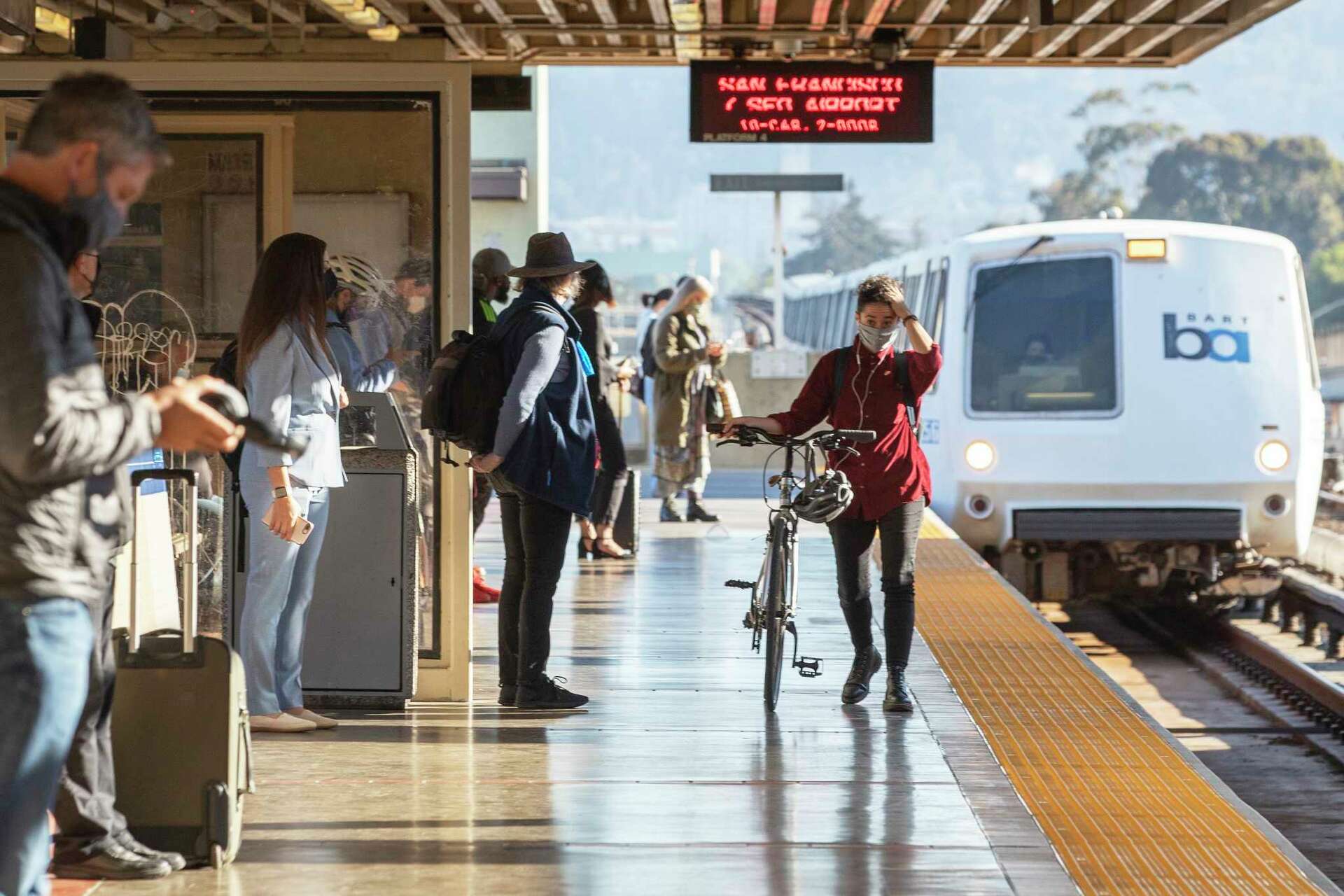 BART Red Line service suspended, causing major Bay Area delays