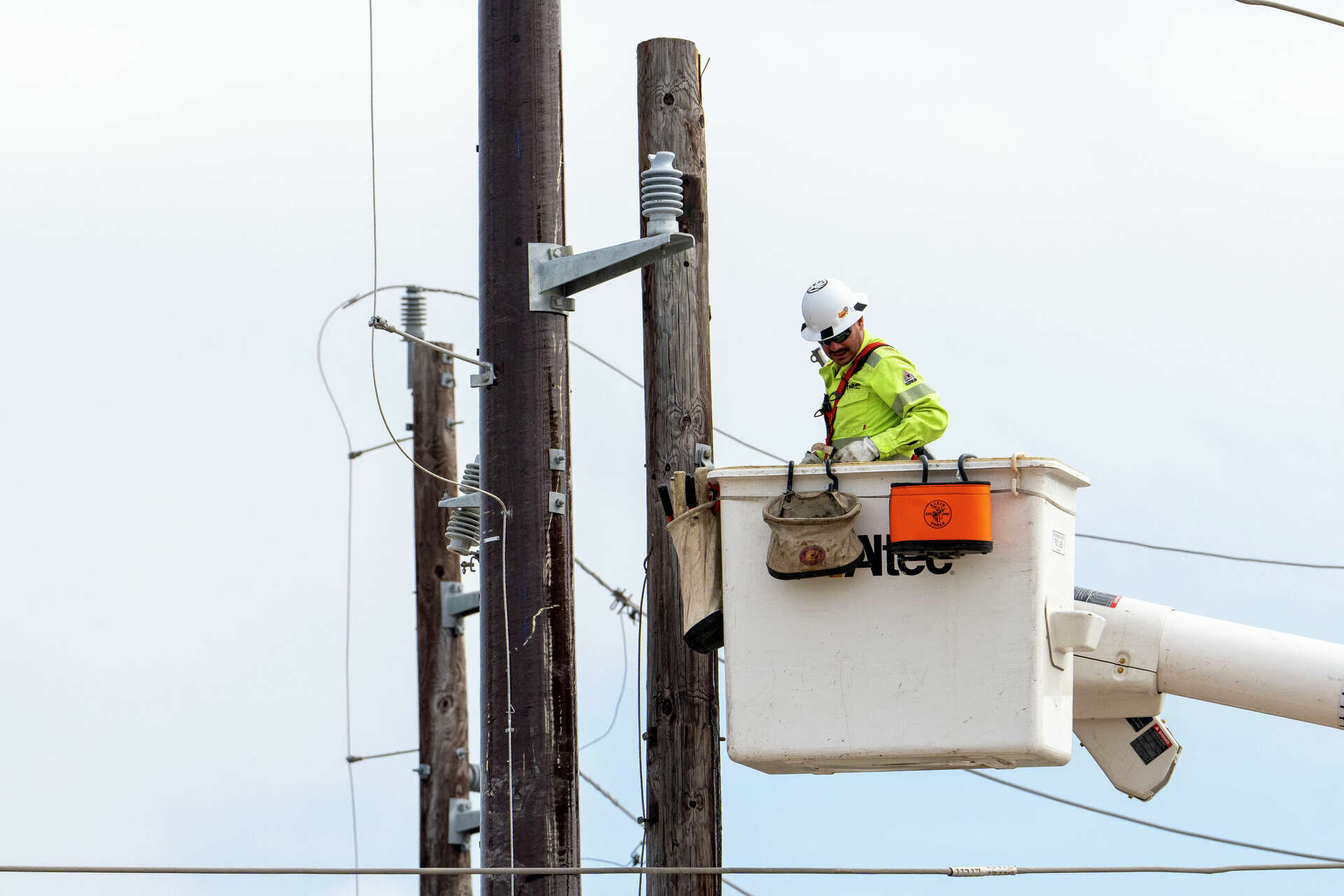 CenterPoint to install 25K stronger poles before 2025 hurricane season