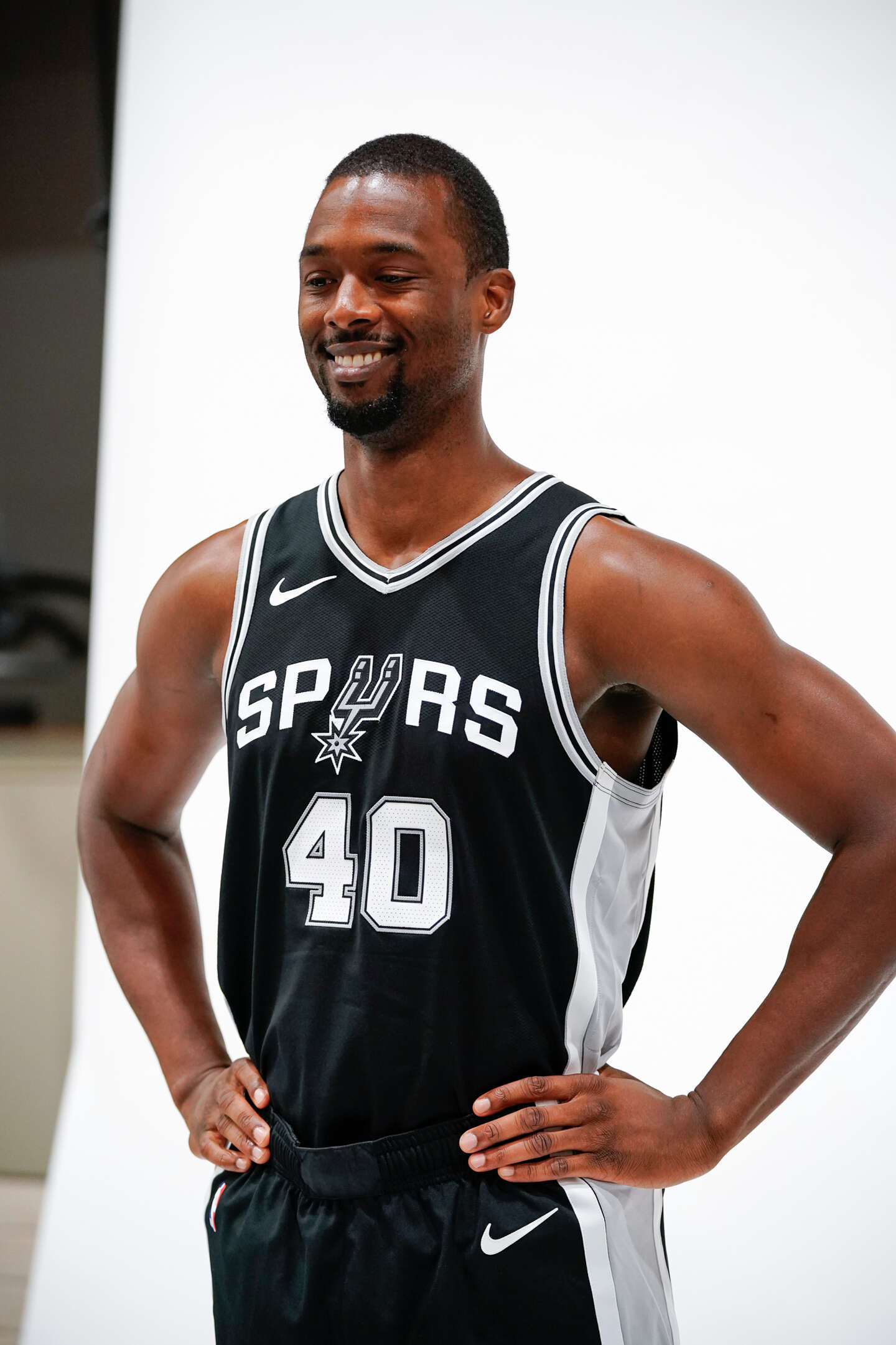 Barnes at center of Spurs' chemistry-building efforts