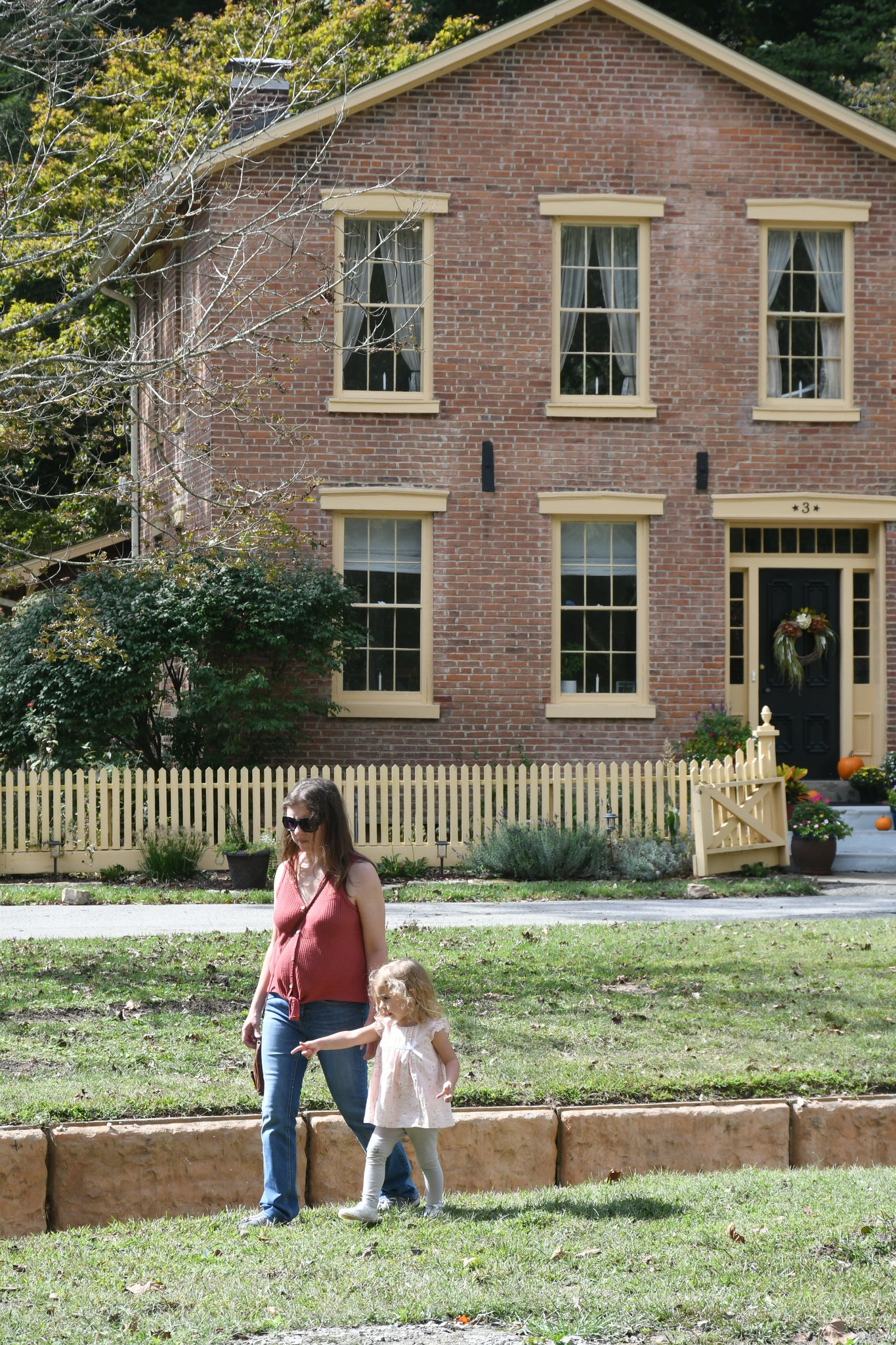 Elsah Fall Festival attracts visitors to historic village