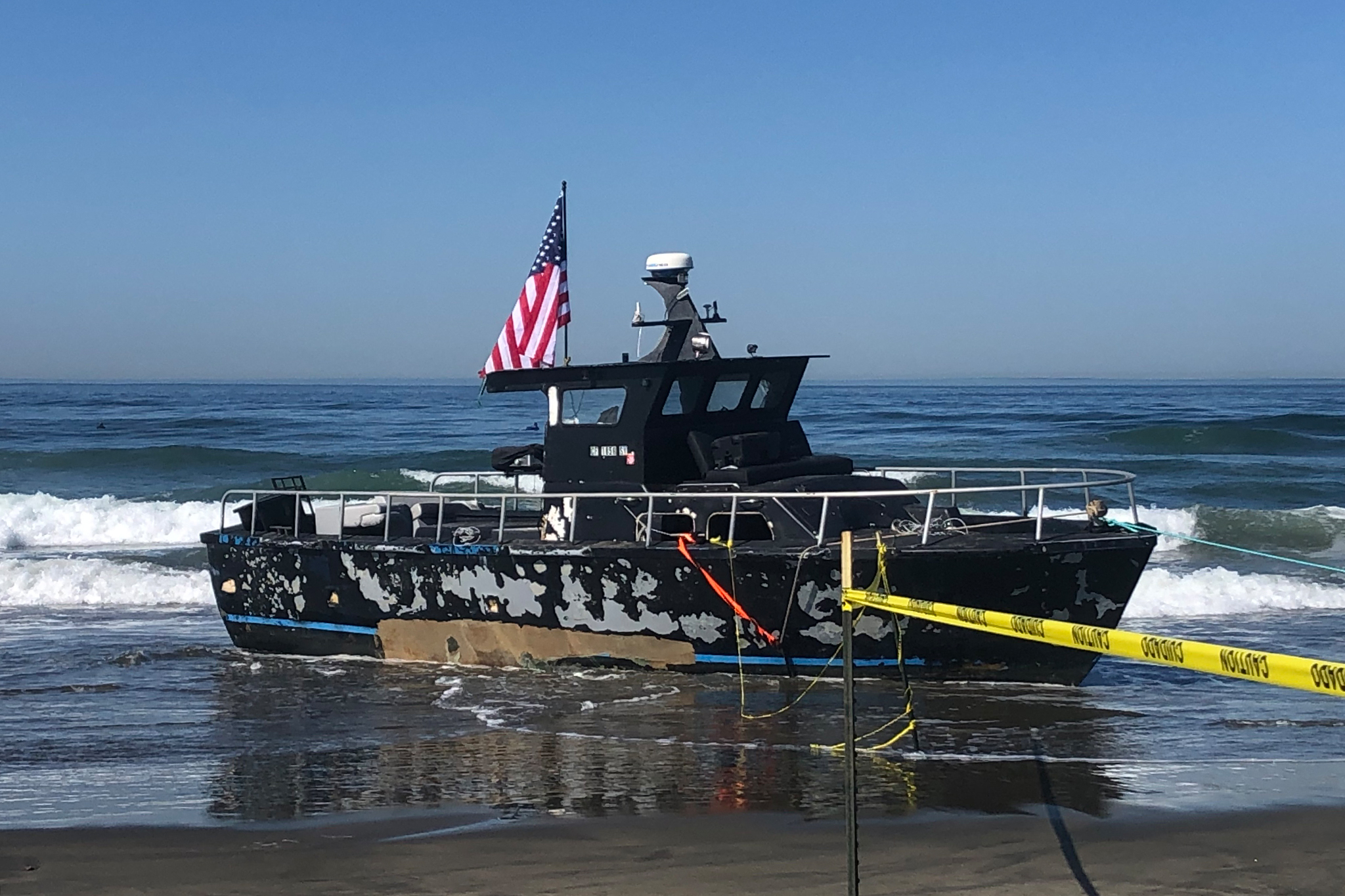 Boat stranded on SF's Ocean Beach after 5 people rescued