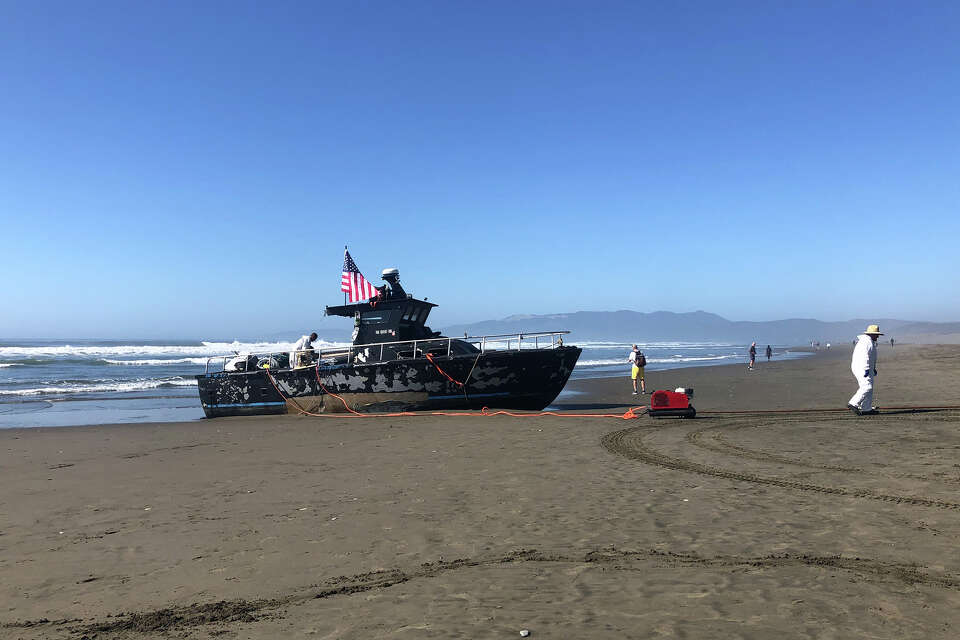 Boat stranded on SF's Ocean Beach after 5 people rescued